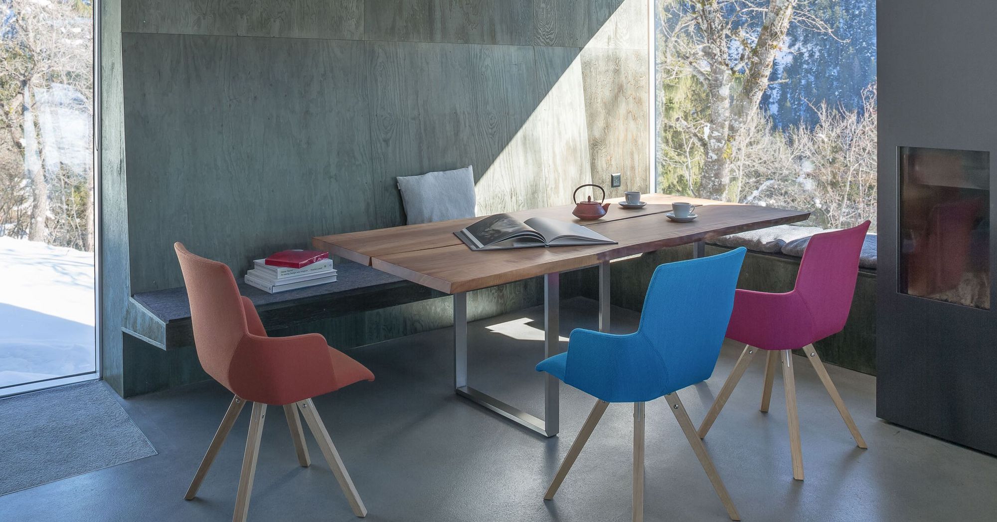 Solid-wood rectangular tables – for the dining room or office