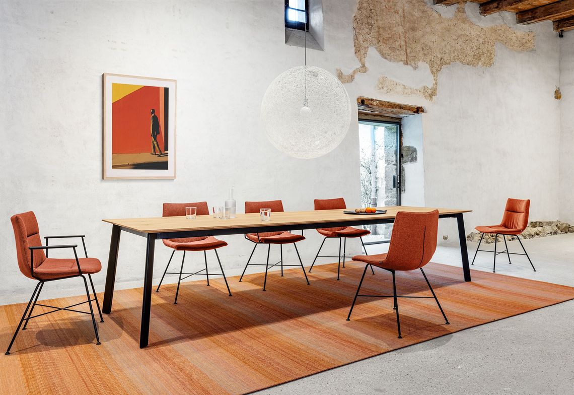 Liola – Auszugstisch mit gedämpfter Ausschwenktechnik