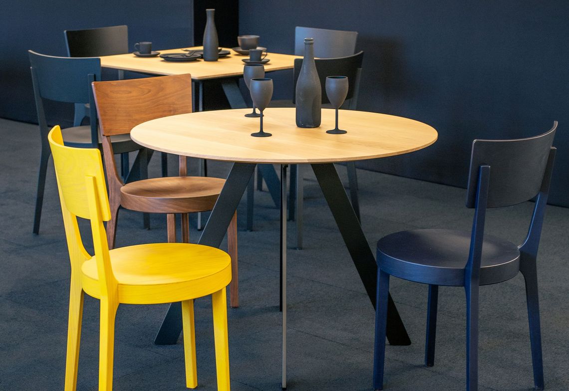 Barra Round – a round table with tabletops in various sizes