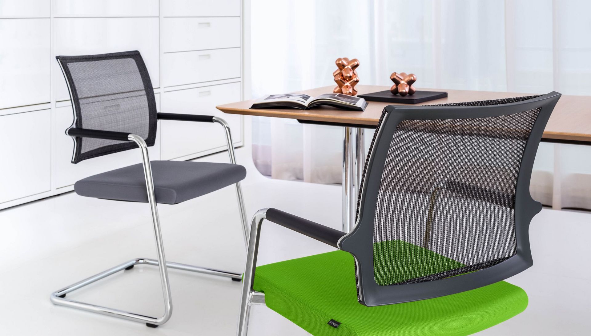 Camiro cantilever chair A classic model with a high level of seating ...