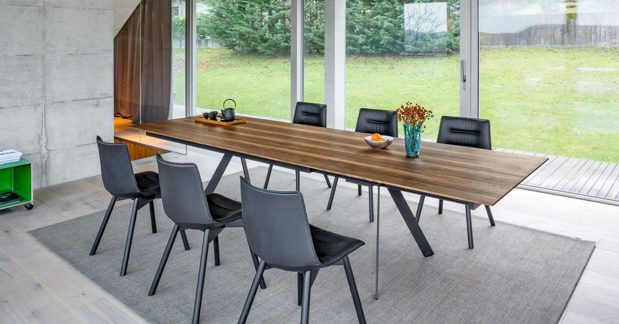 Barra – Solid wood dining table with pull-out mechanism