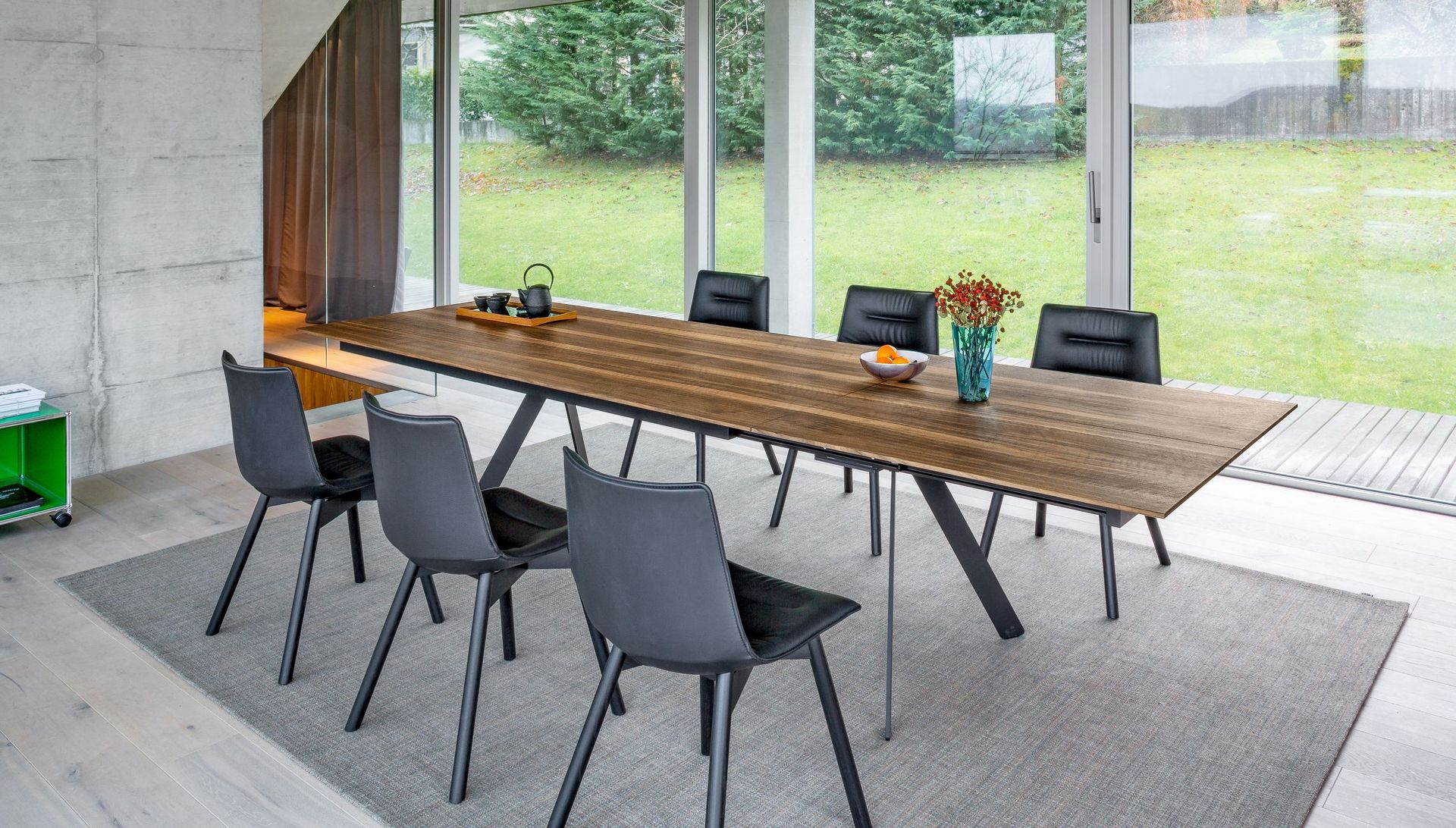 Solid-wood rectangular tables – for the dining room or office