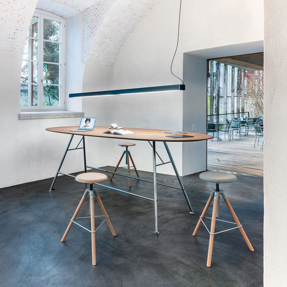 High tables made from solid wood – for sophisticated communication in ...