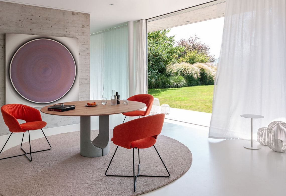 Table Udina – An expressive dining table in both form and material