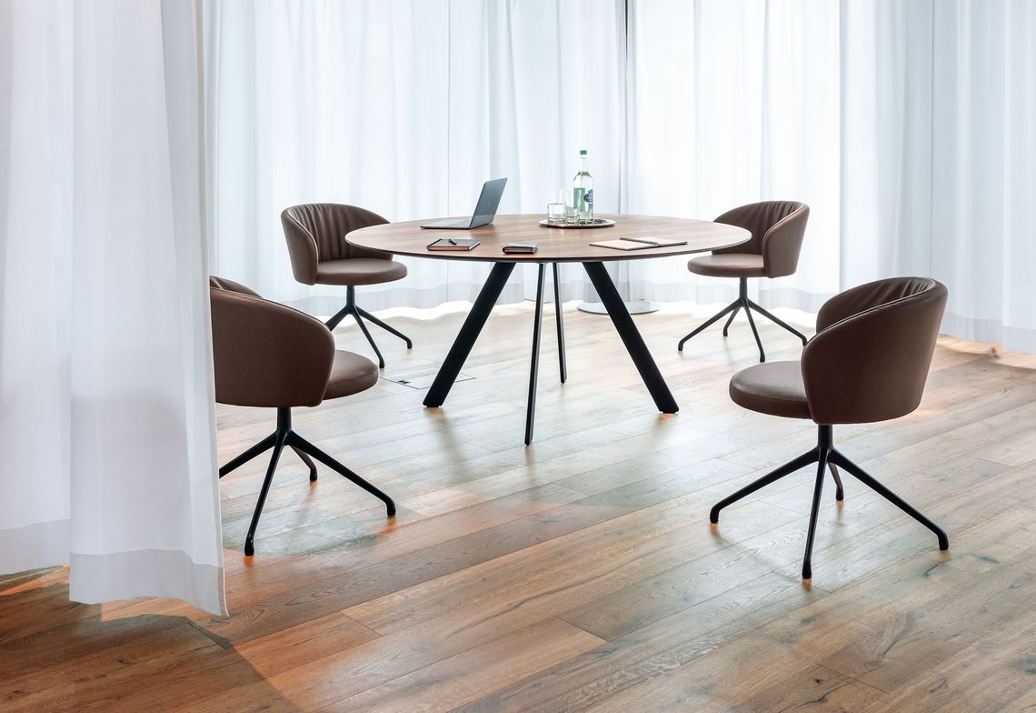 Barra Round – a round table with tabletops in various sizes