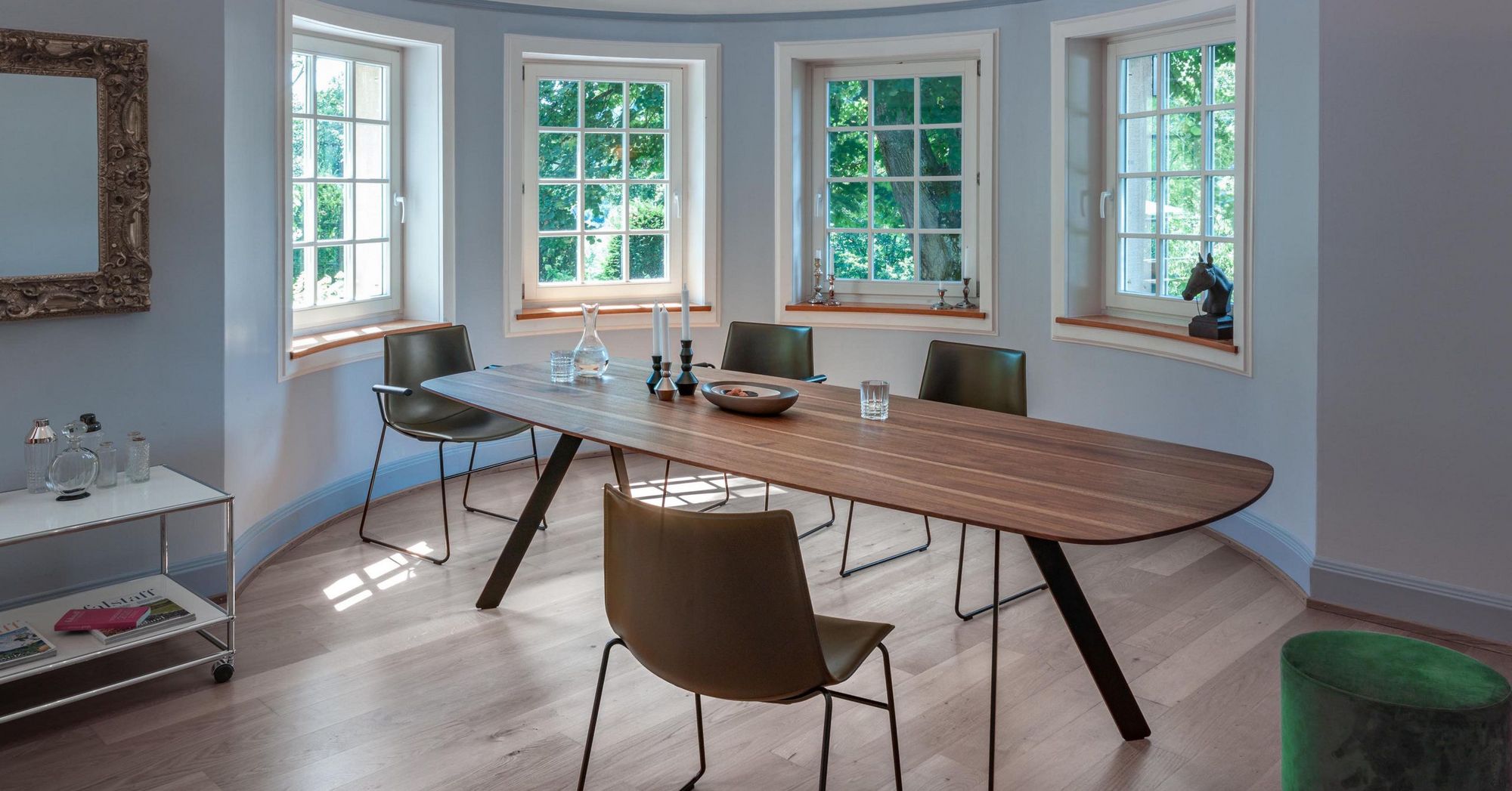 Round and oval tables – for the dining room or office