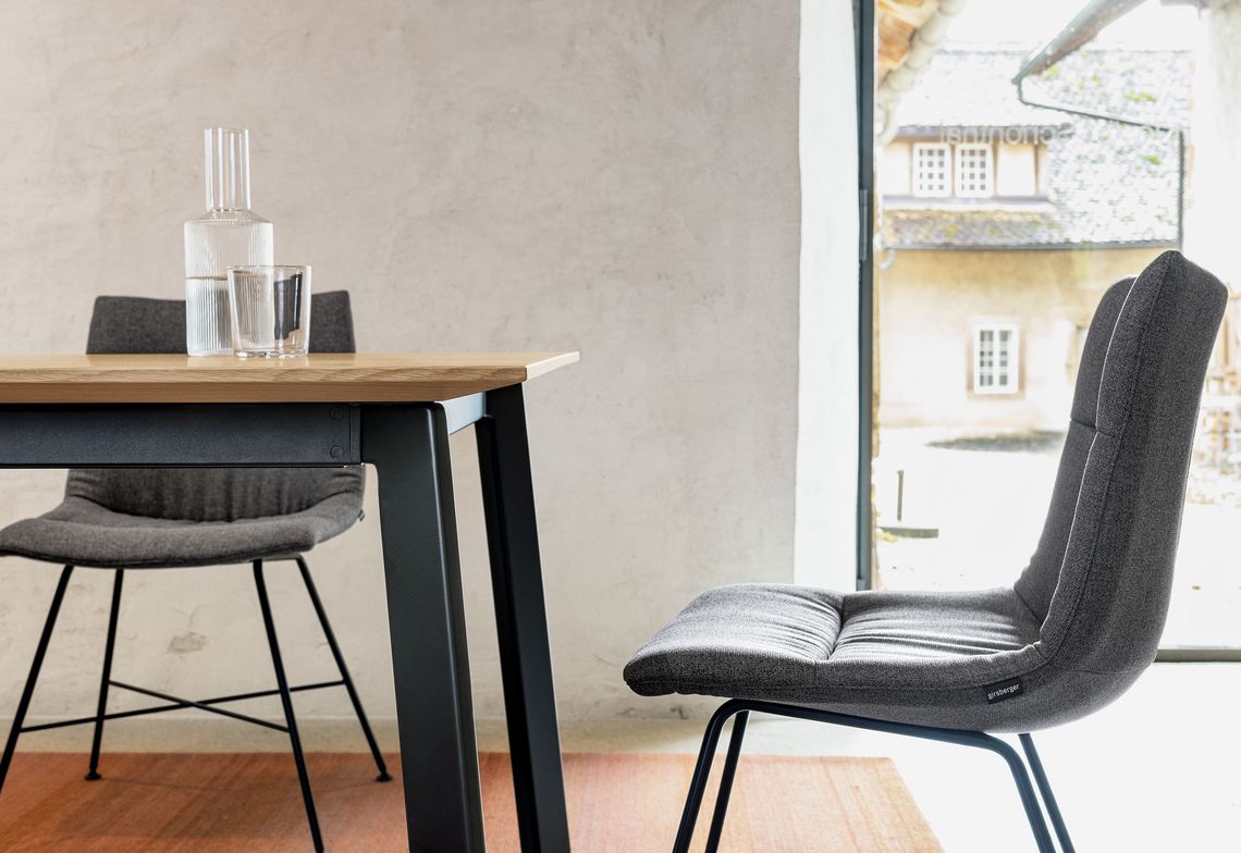 Liola – Extendable table with soft swivel mechanism