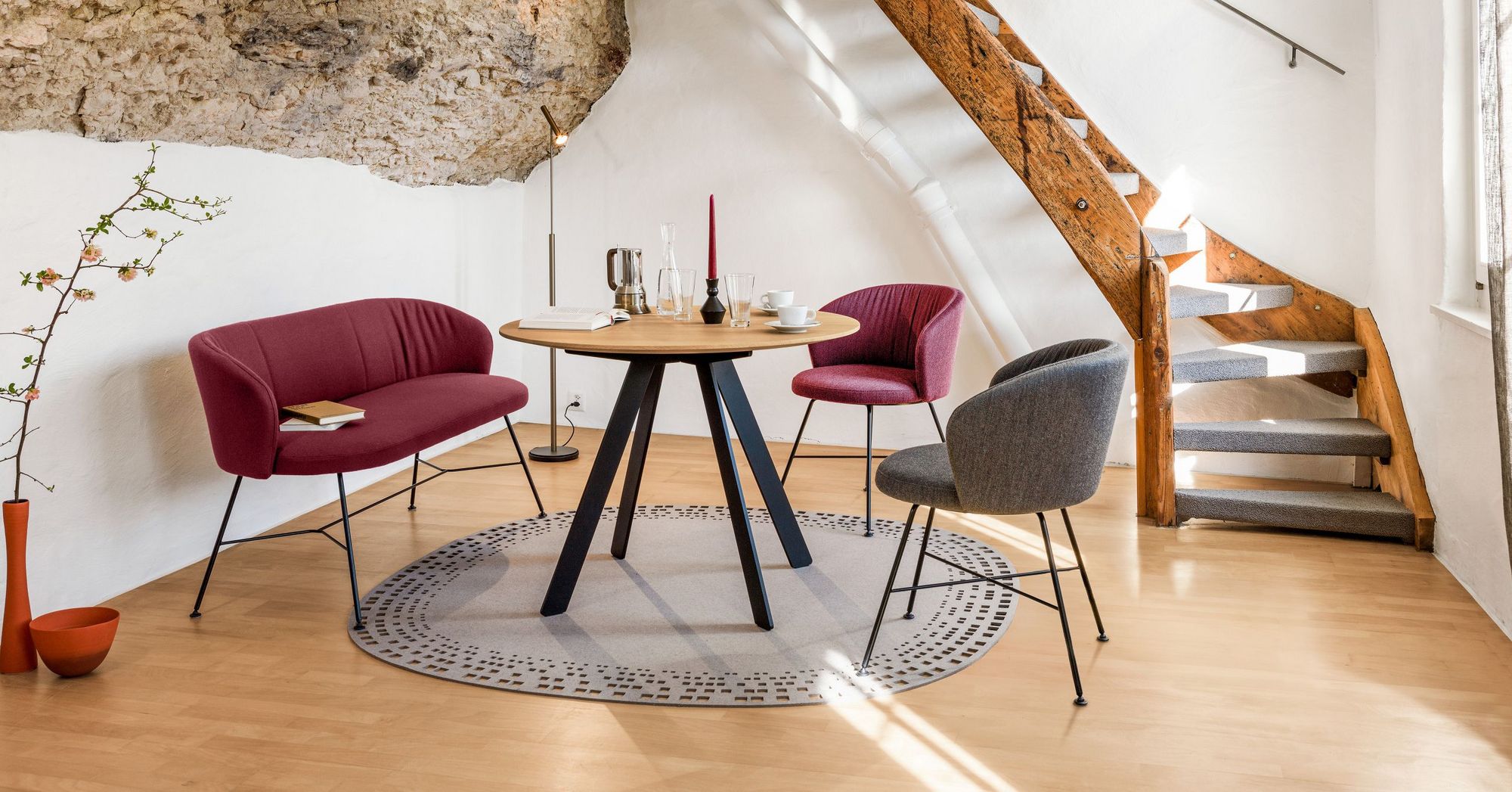 Round tables: for home or office