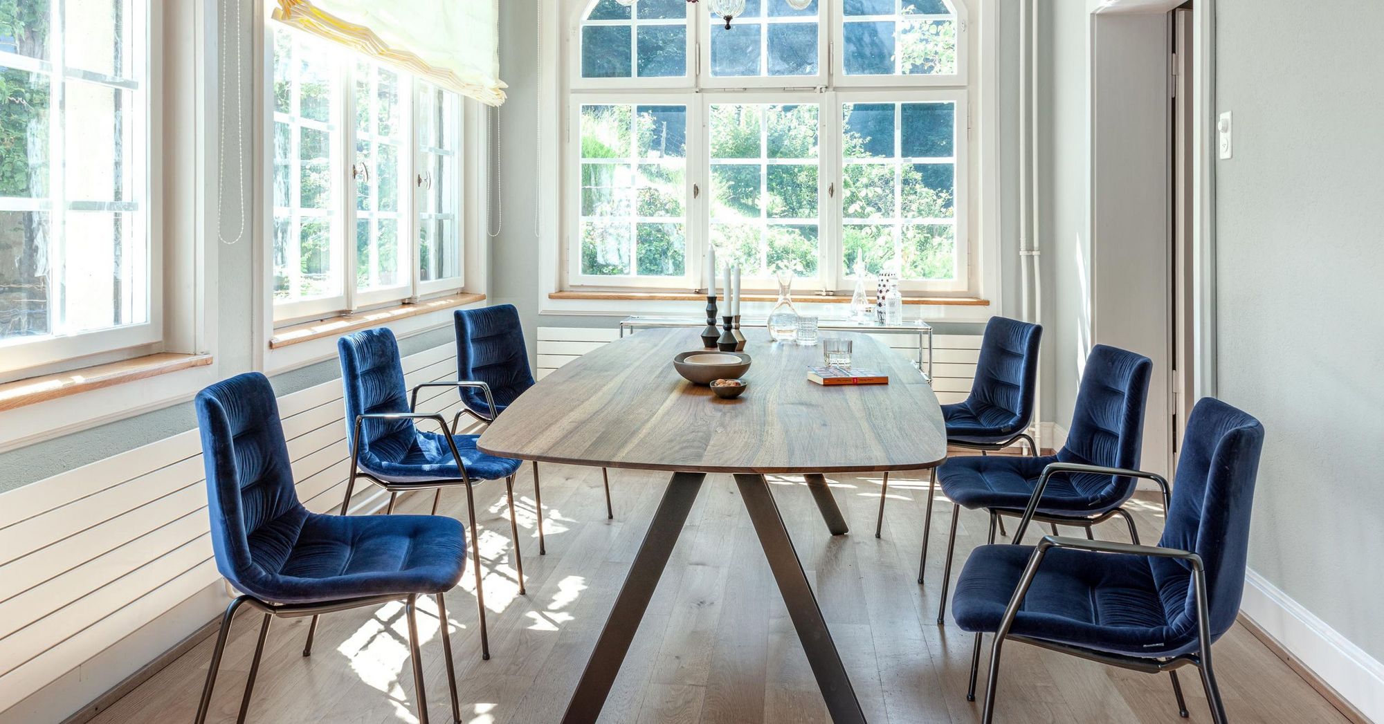 Home – solid-wood tables and chairs for the dining room