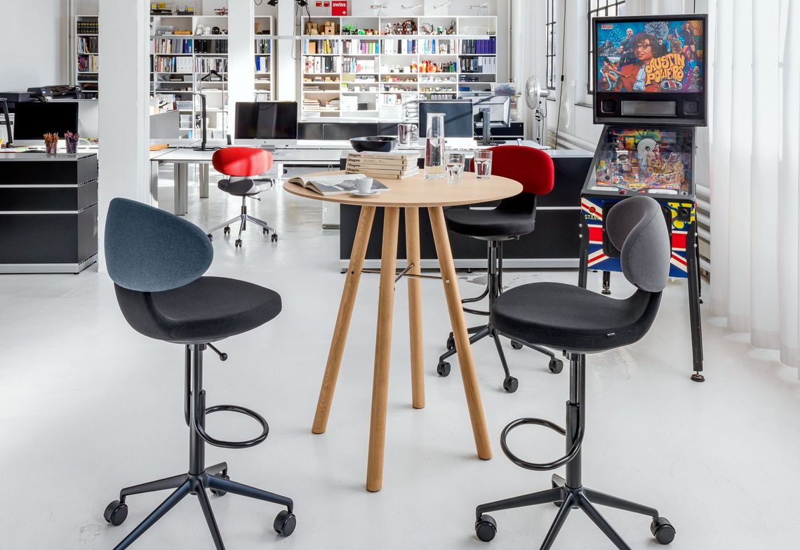 Akio High - Hochtisch aus Massivholz mit Fussstreben