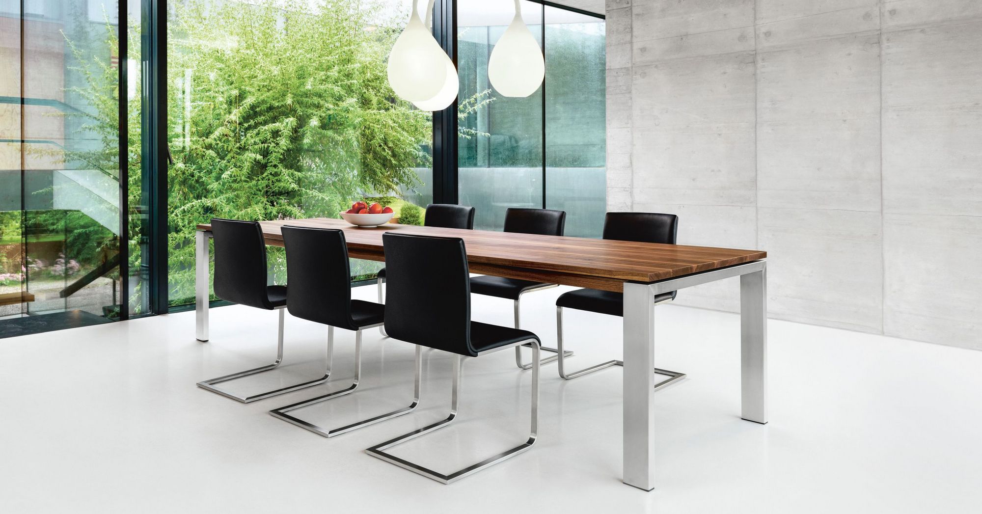 Andra – extendible table with legs positioned at the ends
