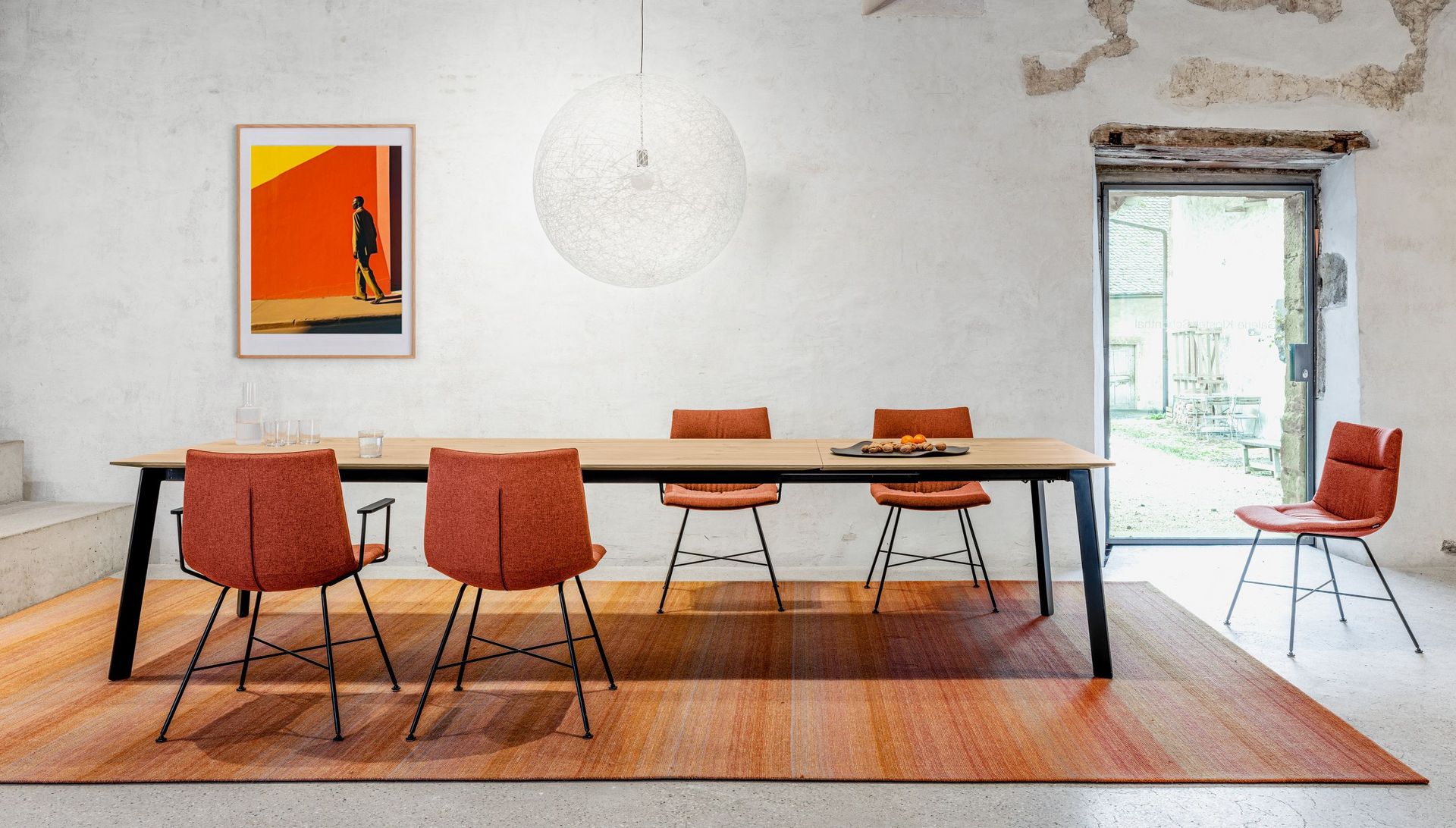 Liola – Extendable table with soft swivel mechanism