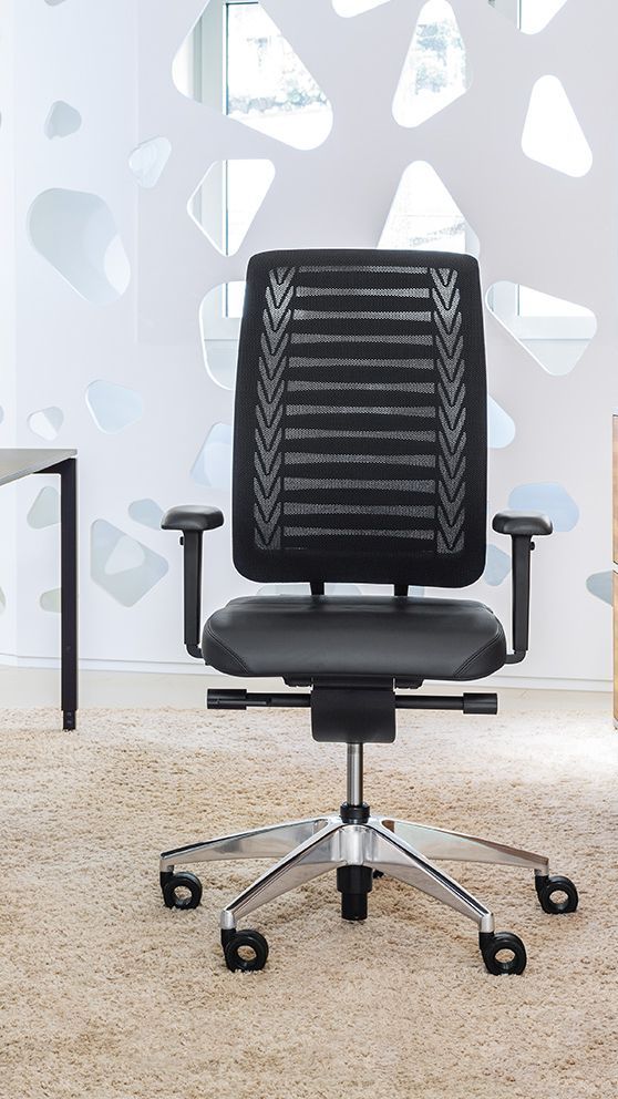 Reflex – an office swivel chair with an innovative slatted backrest and ...
