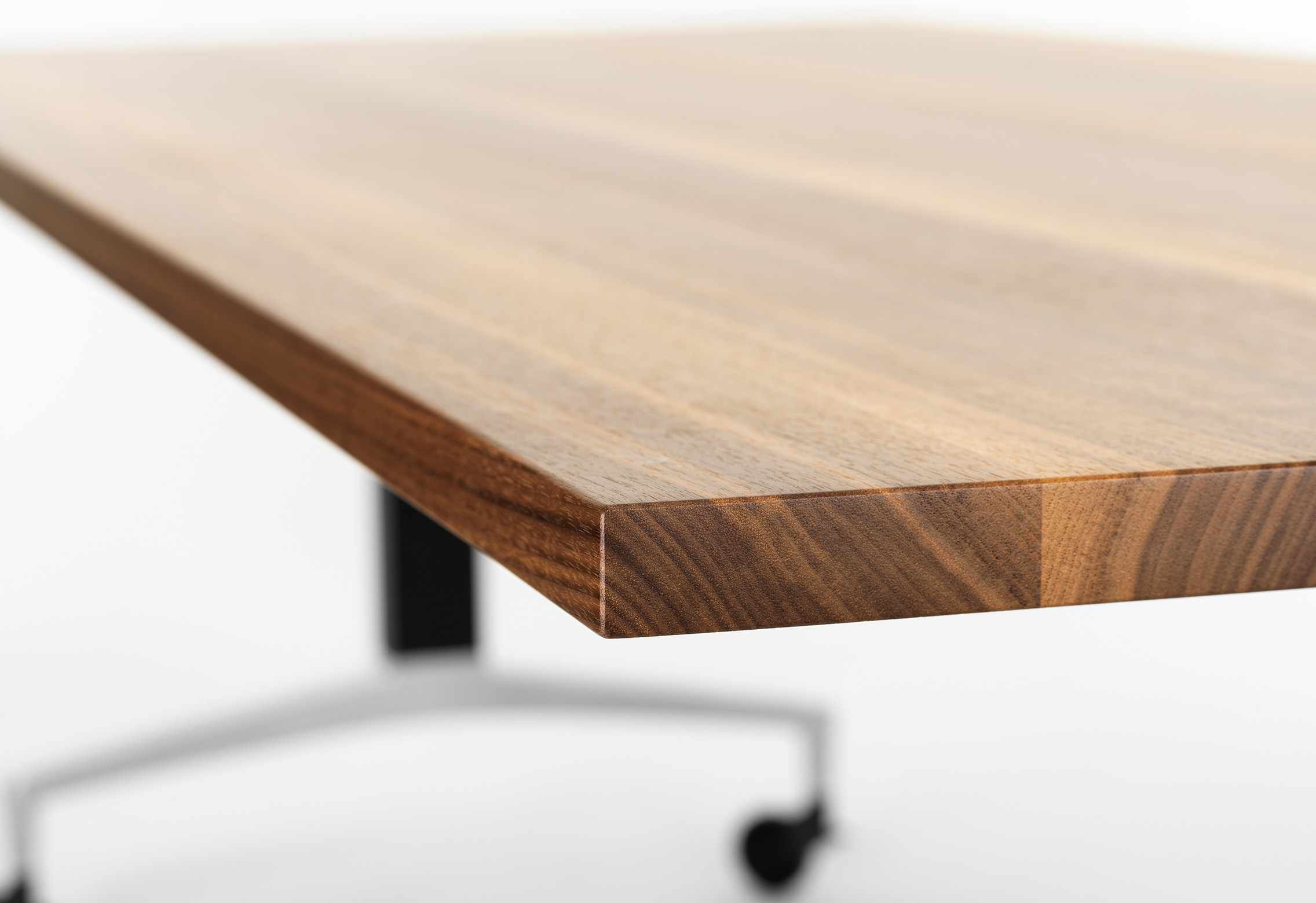 Alteo – Multifunctional folding table for agile working