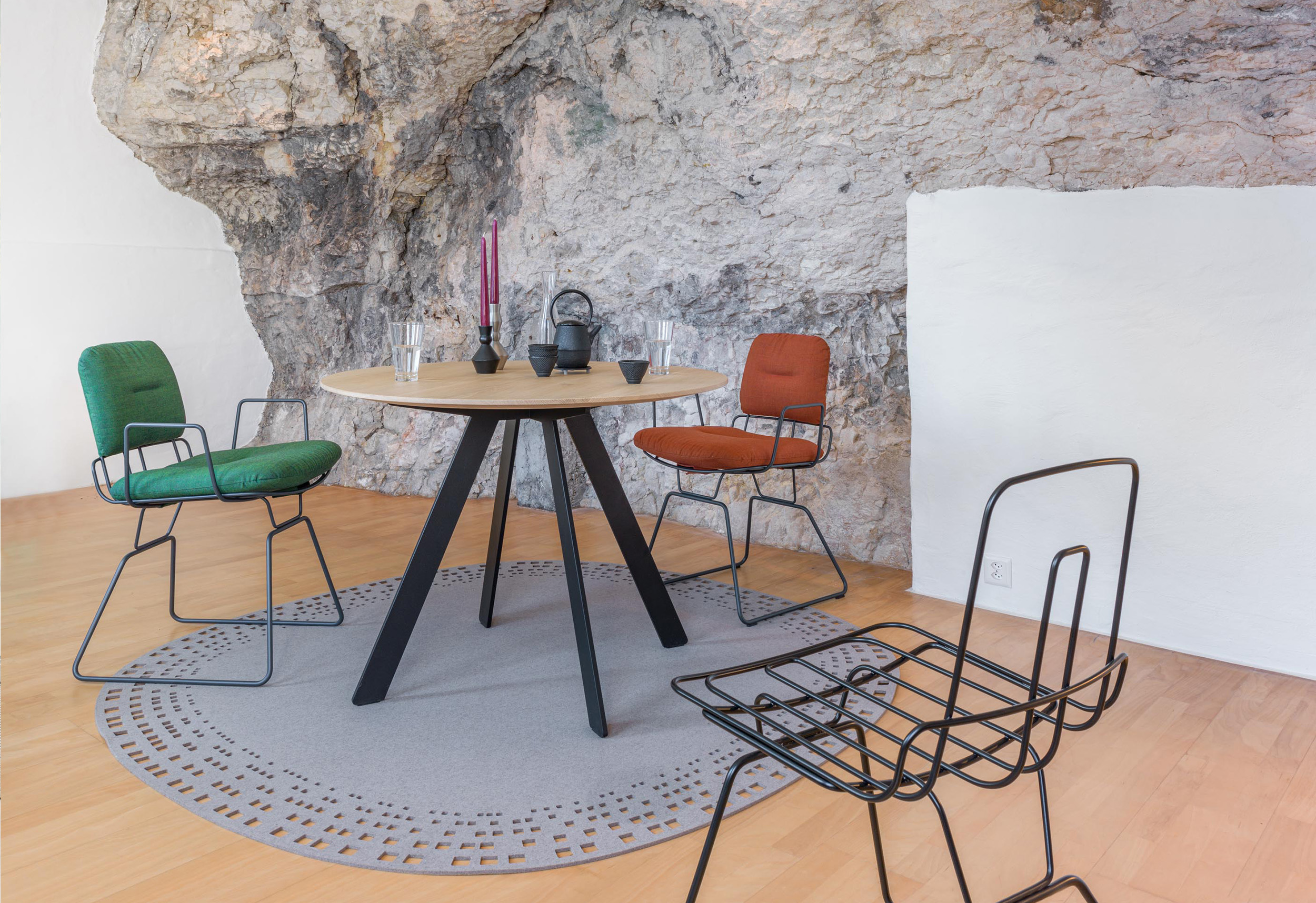 Barra Round – a round table with tabletops in various sizes