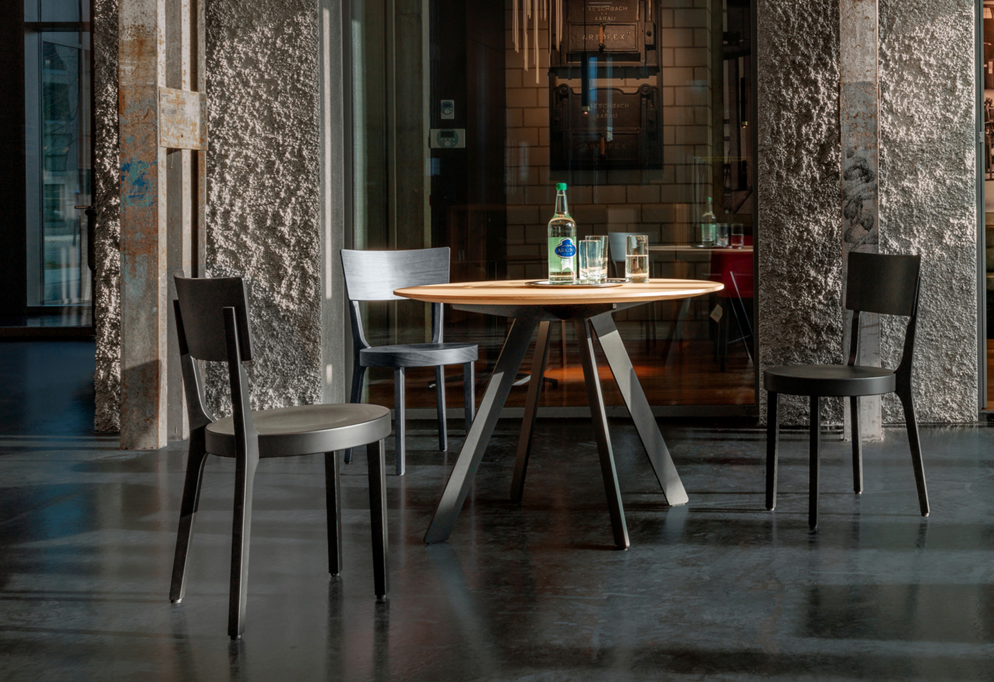 Barra Round – a round table with tabletops in various sizes