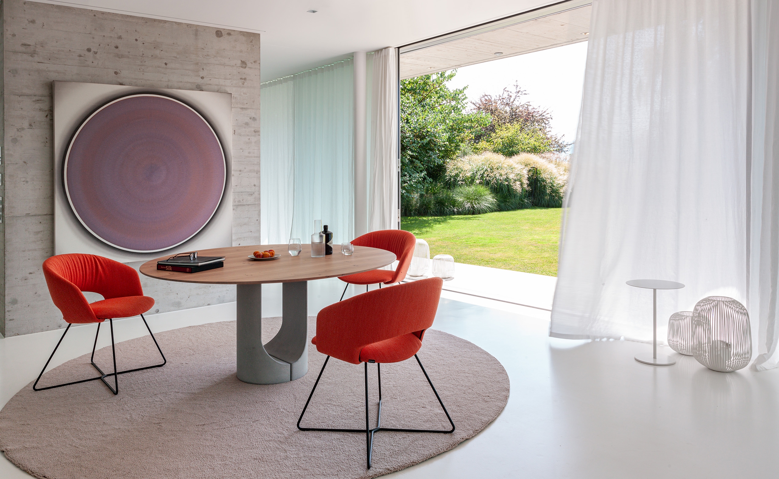 Table Udina – An expressive dining table in both form and material