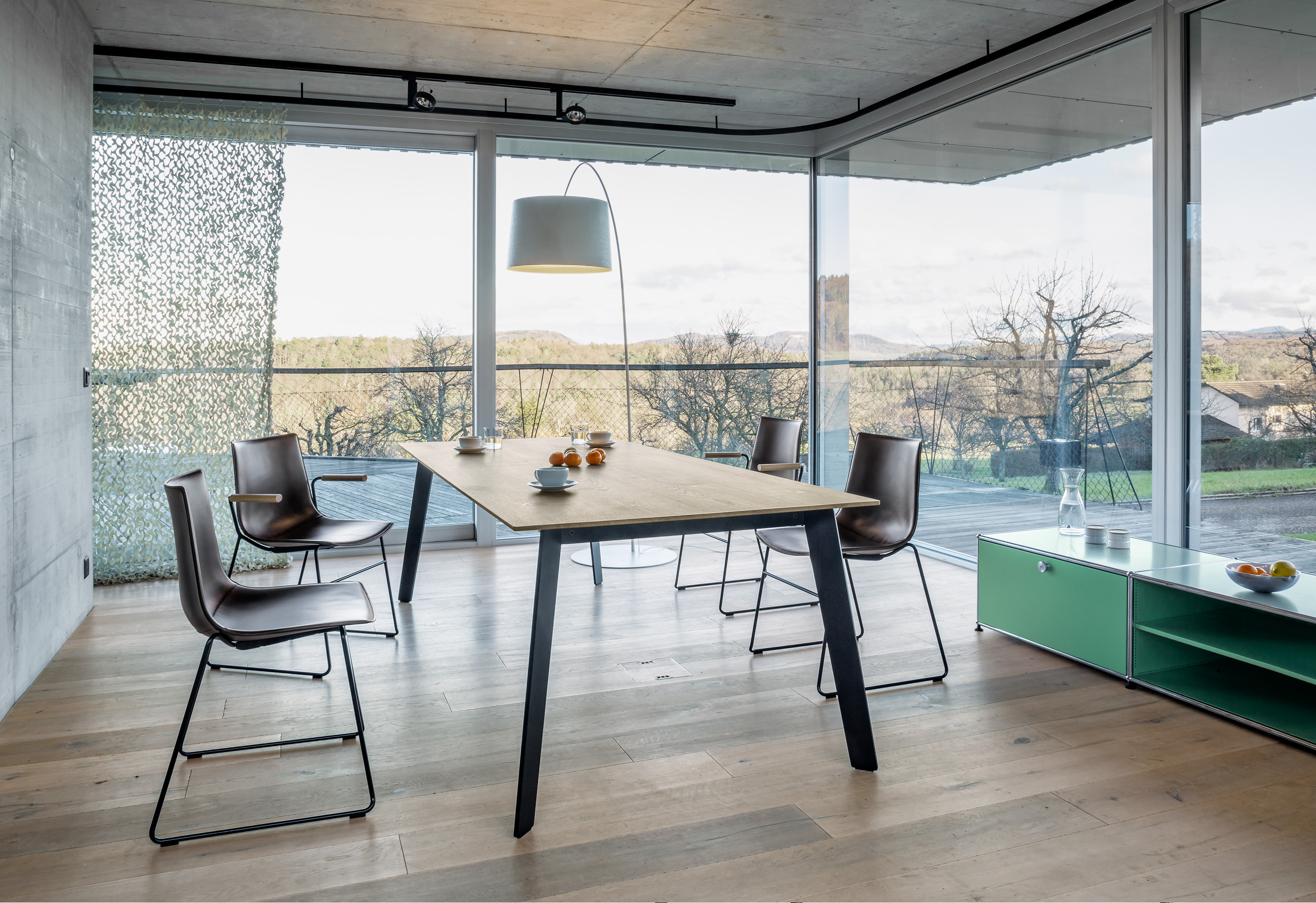 Linar – a solid wood table with metal frame made from flat steel