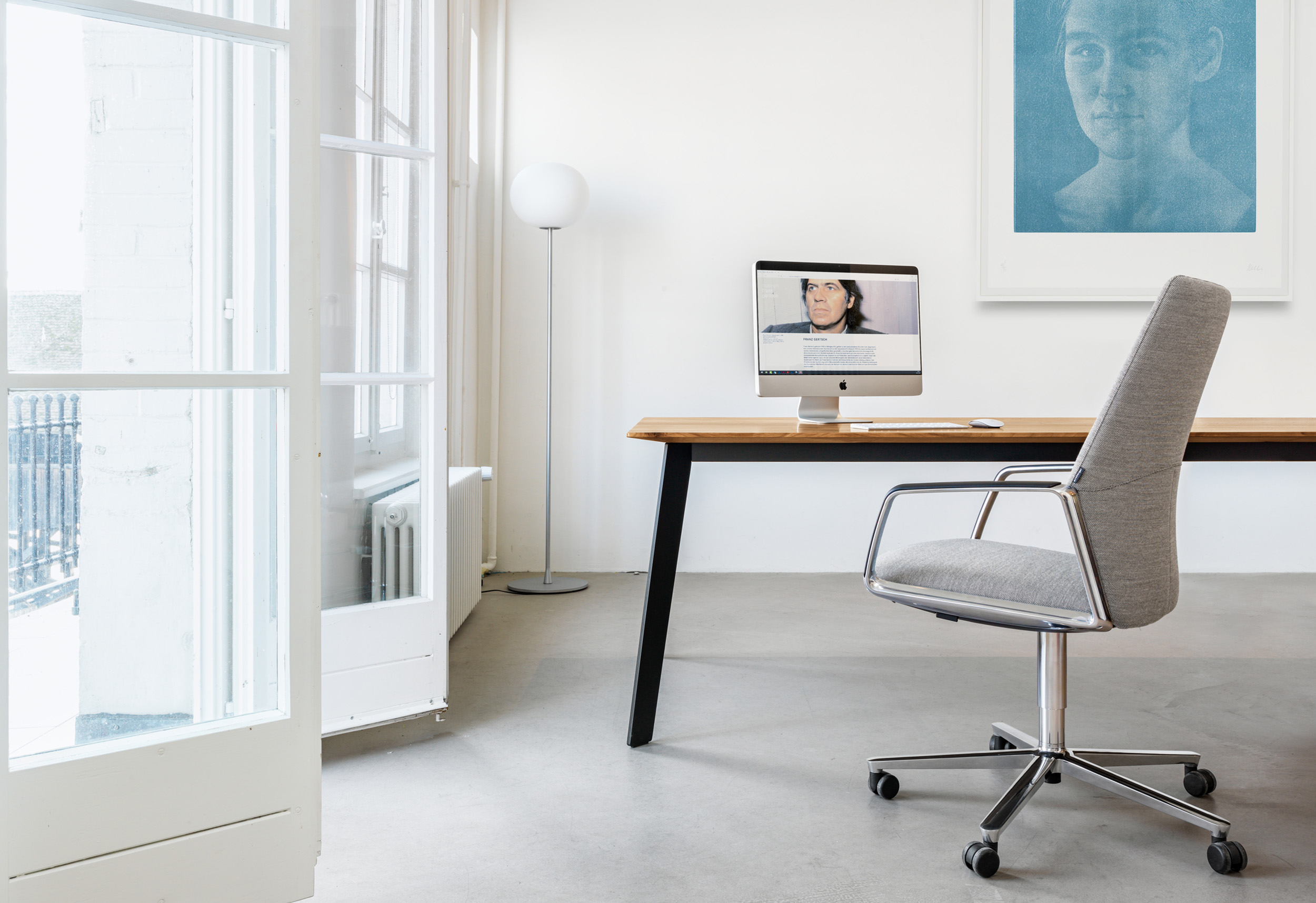 Linar Work – Solid wood table with flat steel & media flap